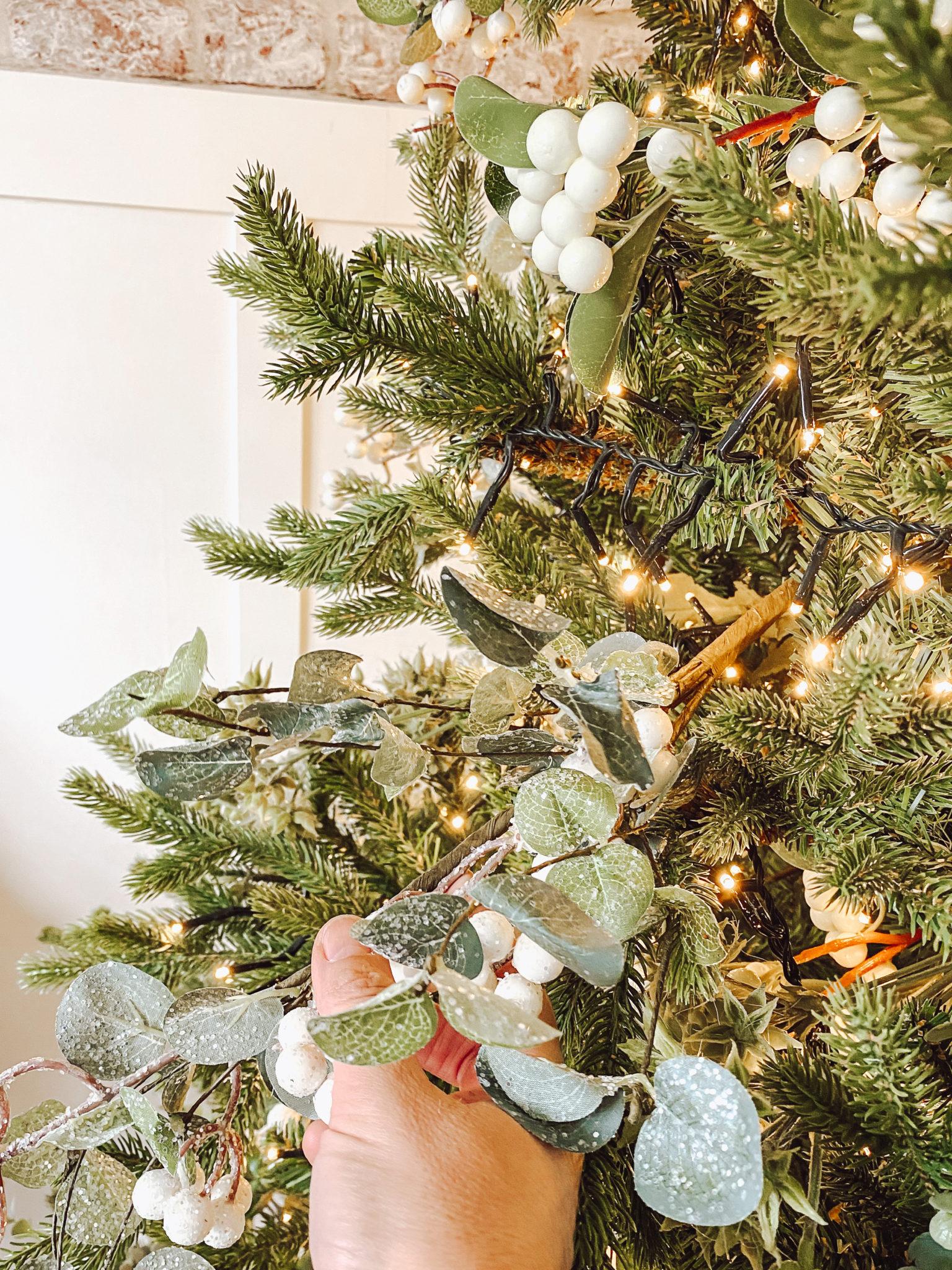 TOP TIPS FOR DECORATING A CHRISTMAS TREE – Making Home Matter